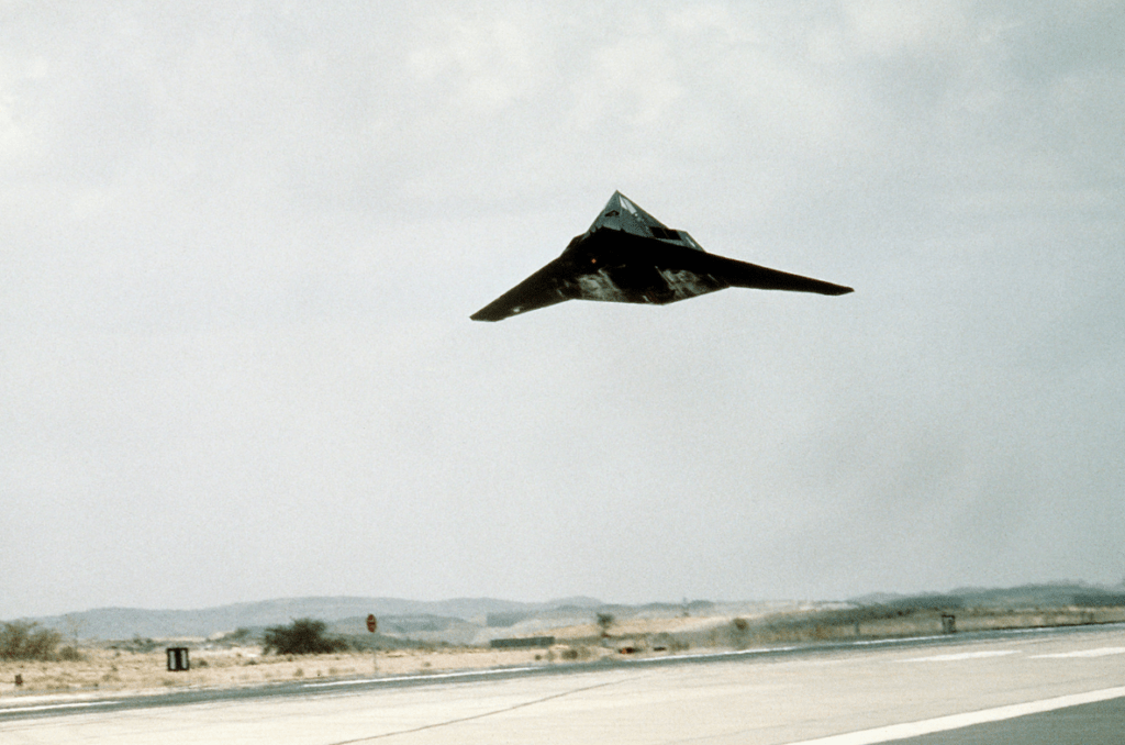 世界初のステルス機？F-117ナイトホークの退役とその後継 | 海洋国防アカデミー