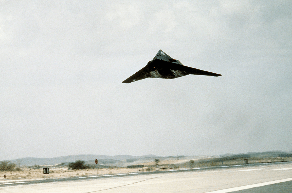 世界初のステルス機？F-117ナイトホークの退役とその後継 | 海洋国防アカデミー