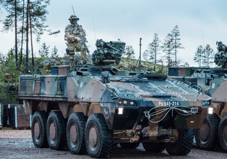 自衛隊も採用！パトリアAMV装甲車の気になる性能と価格 | 海洋国防アカデミー