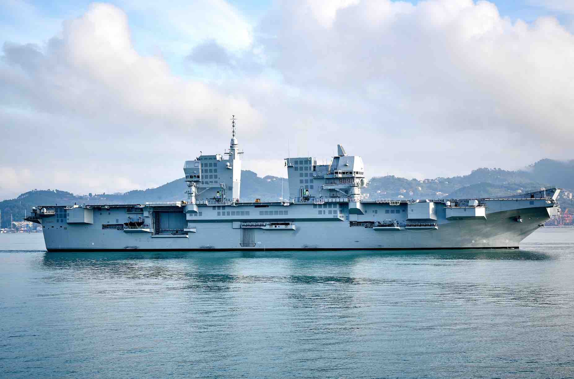 もはや空母？イタリア海軍が誇る強襲揚陸艦「トリエステ」 | 海洋国防アカデミー